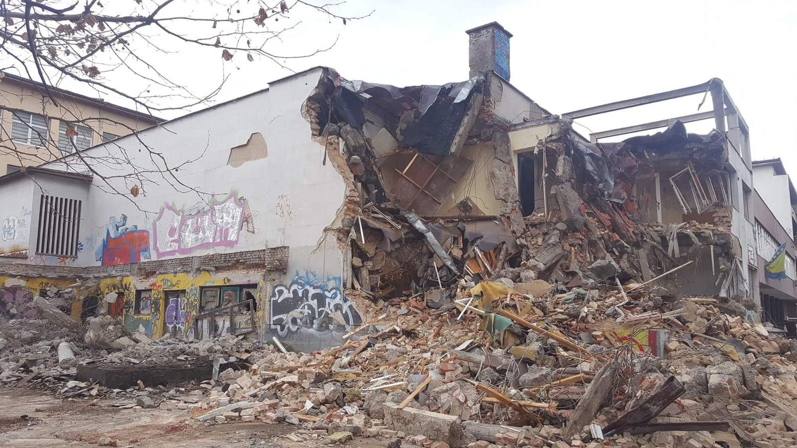 Zgrada Kina Mladost u Tuzli odlazi u vječni zaborav Zgrada Kina Mladost u Tuzli odlazi u vječni zaborav