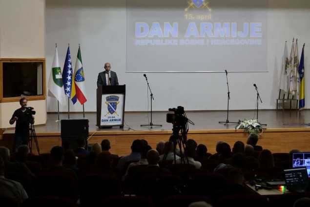 ZDK: Dan Armije RBiH obilježen defileom, odavanjem počasti i akademijom