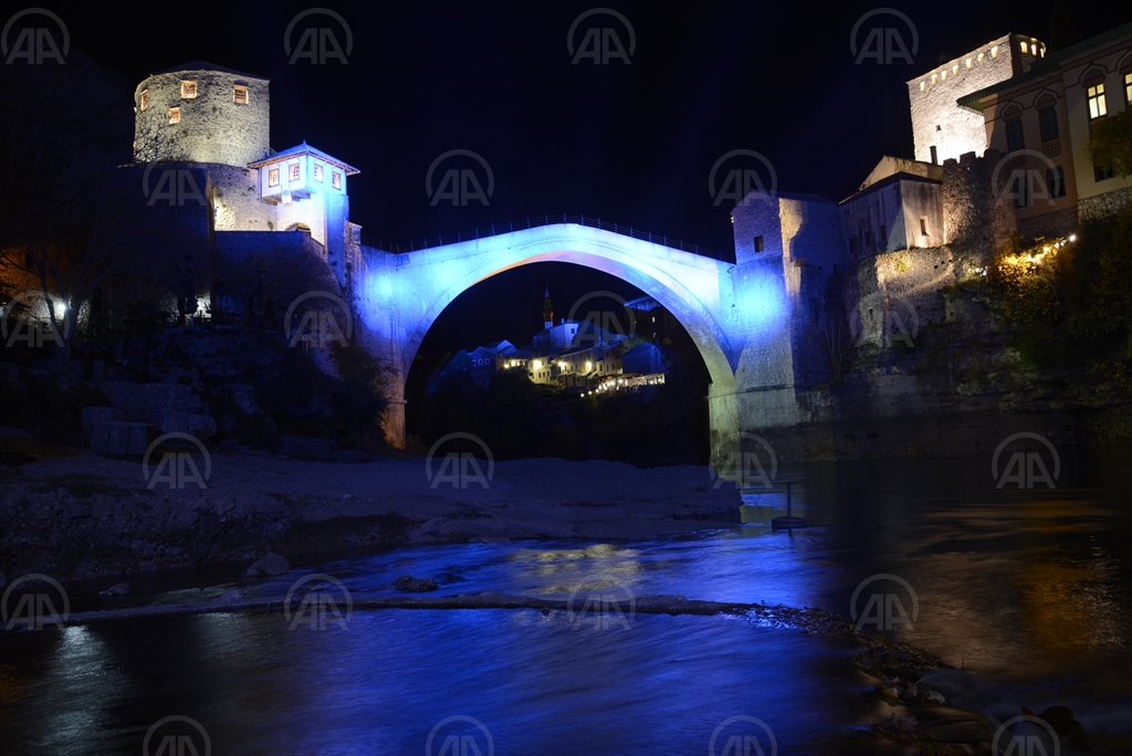 Međunarodni dan djeteta: Stari most obojen u plavo